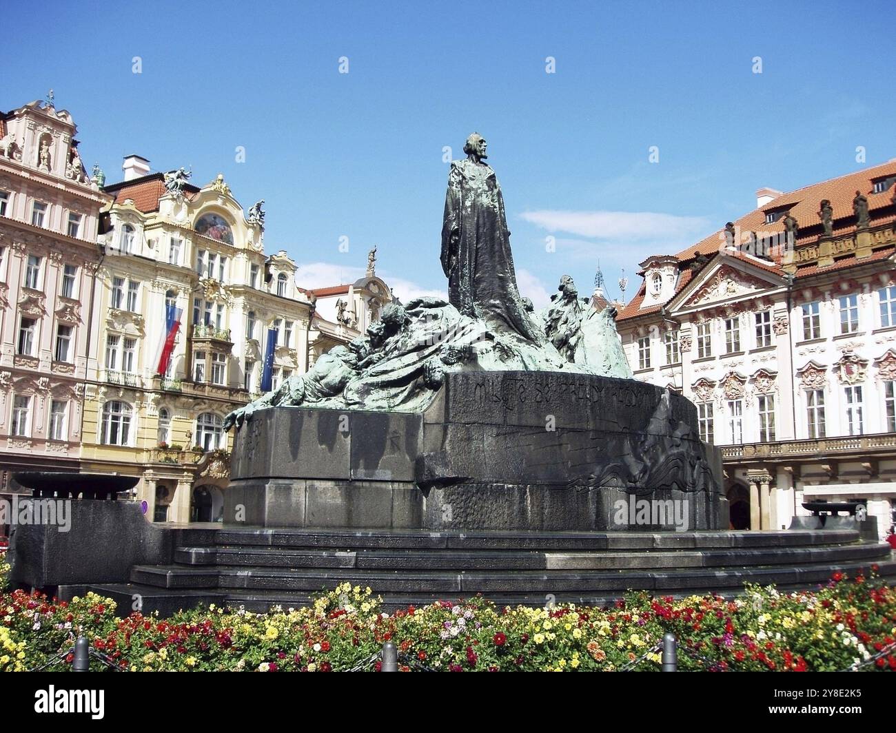 Civic square statue hi-res stock photography and images - Alamy