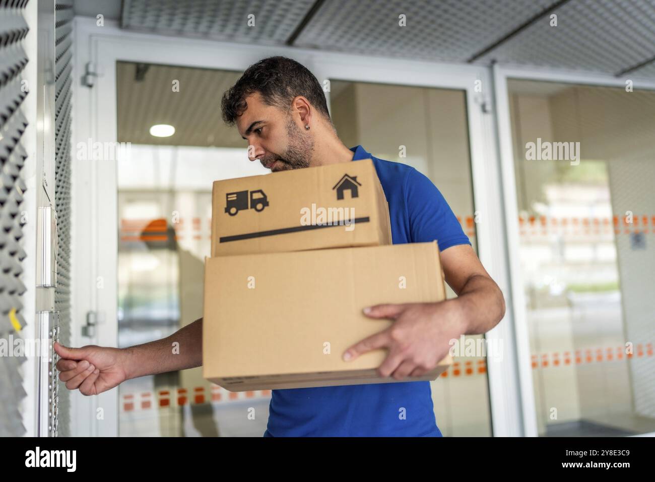 Delivery man 1 hi-res stock photography and images - Alamy