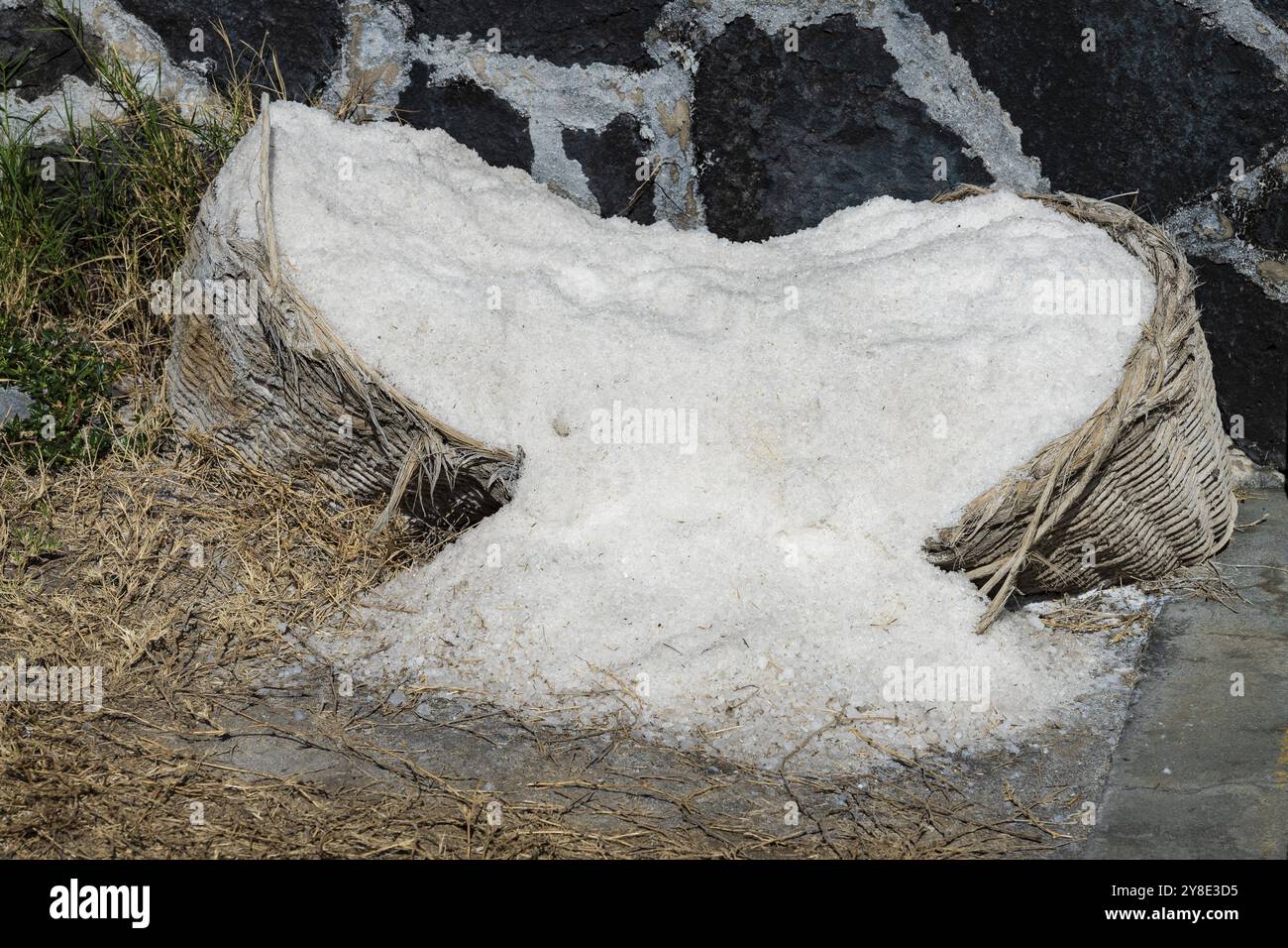 Salt production, sea salt through evaporation, Yemen salt works ...