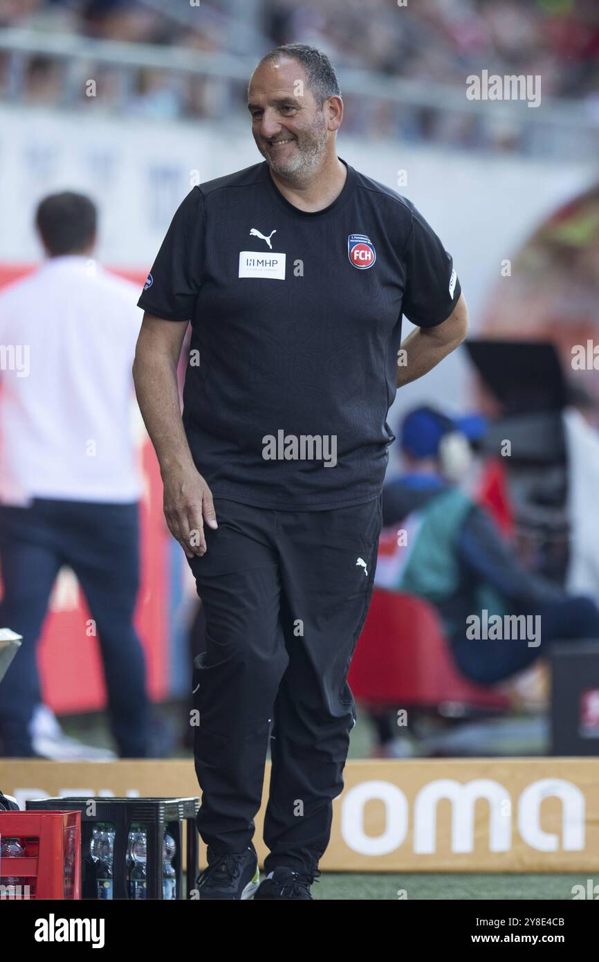 Football match, coach Frank SCHMIDT 1. FC Heidenheim laughs to the left ...