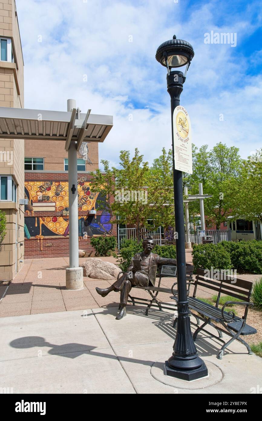 Streetlamp, park benches, Mark Twain statue adorn City Plaza in ...