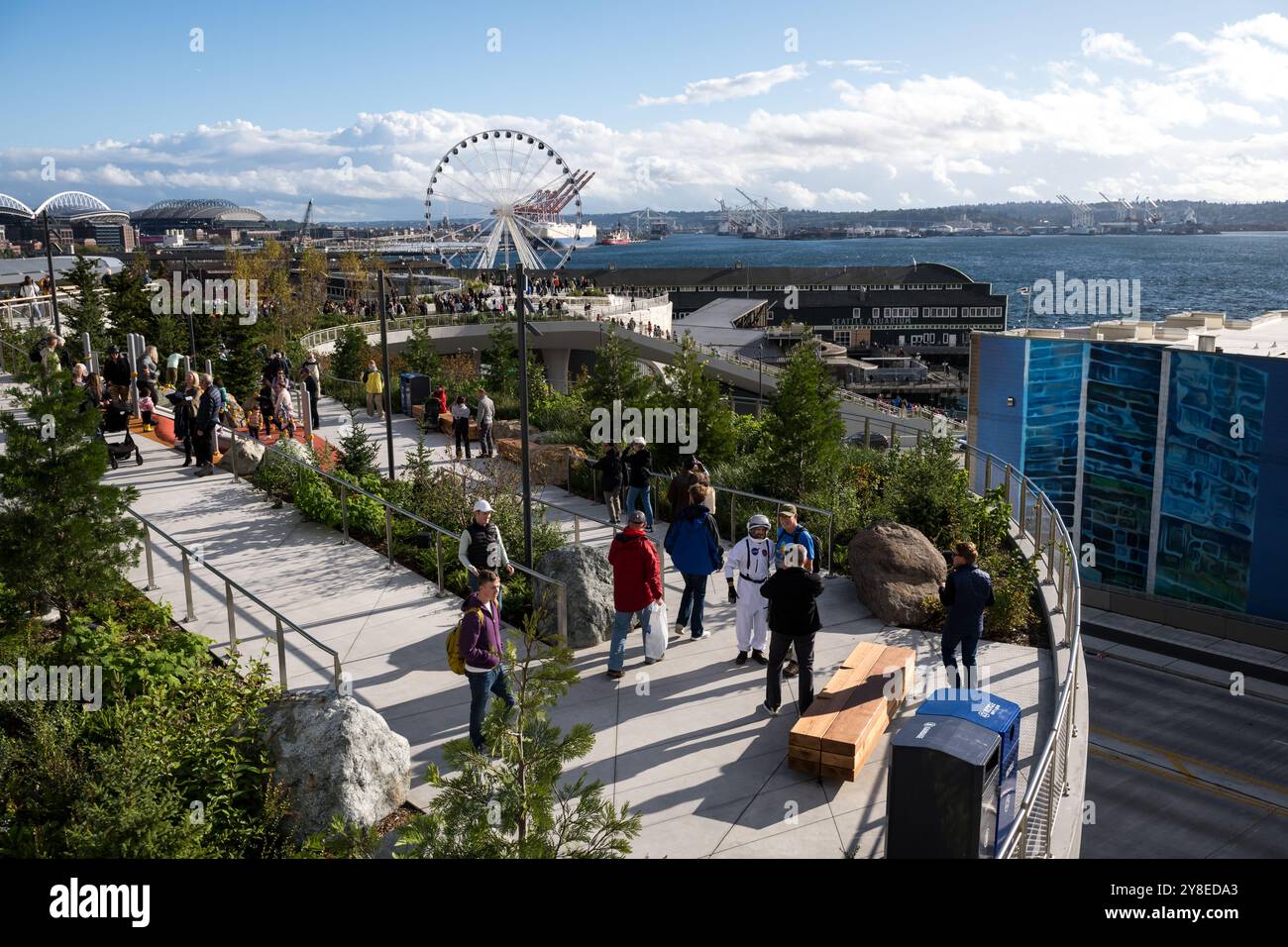 Seattle, USA. 4th Oct 2024. A sunny windy start as the city of Seattle ...