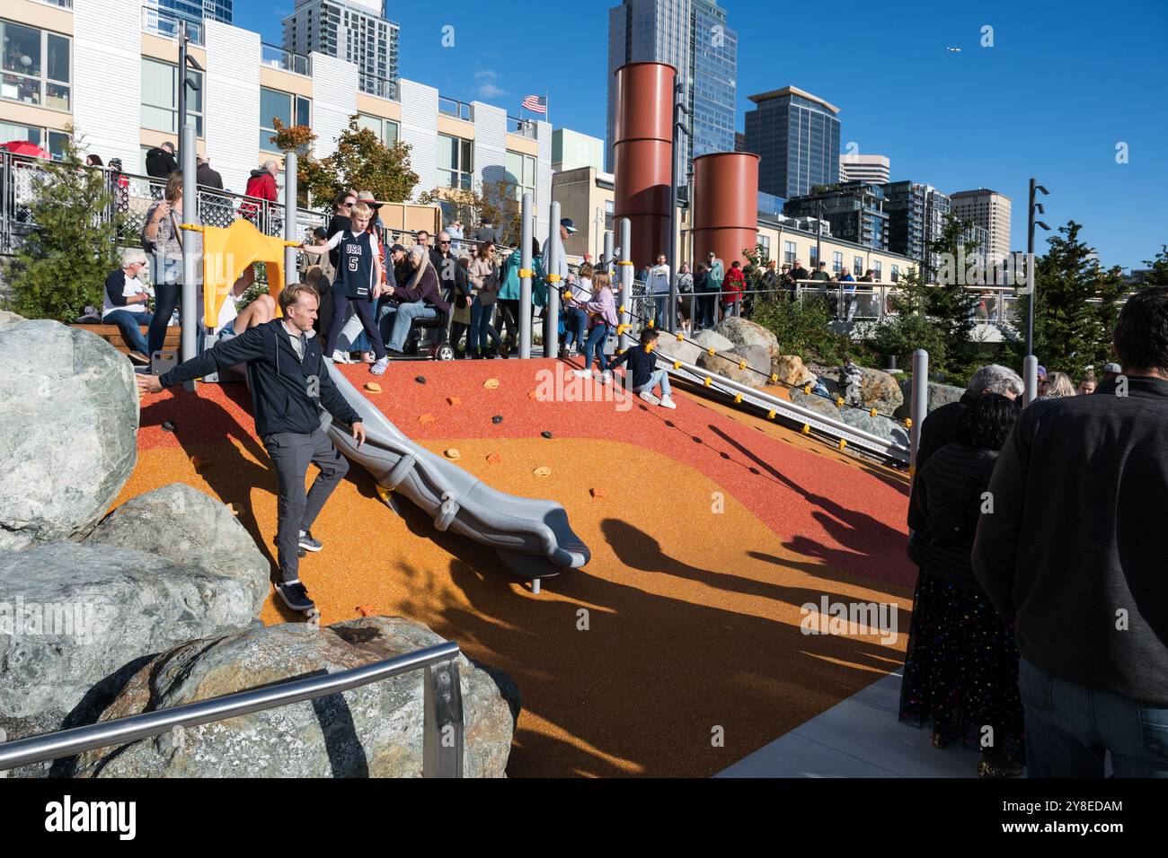 Seattle, USA. 4th Oct 2024. A sunny windy start as the city of Seattle ...