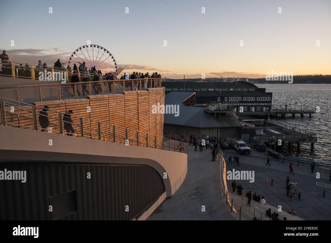 Seattle, USA. 4th Oct 2024. A sunny windy start as the city of Seattle ...