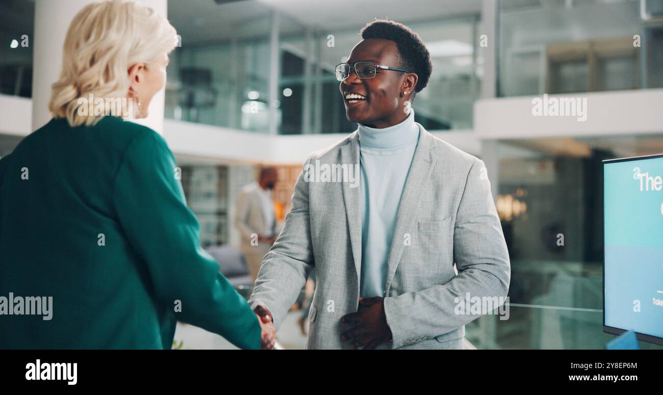 Welcome booth conference showcase hi-res stock photography and images ...