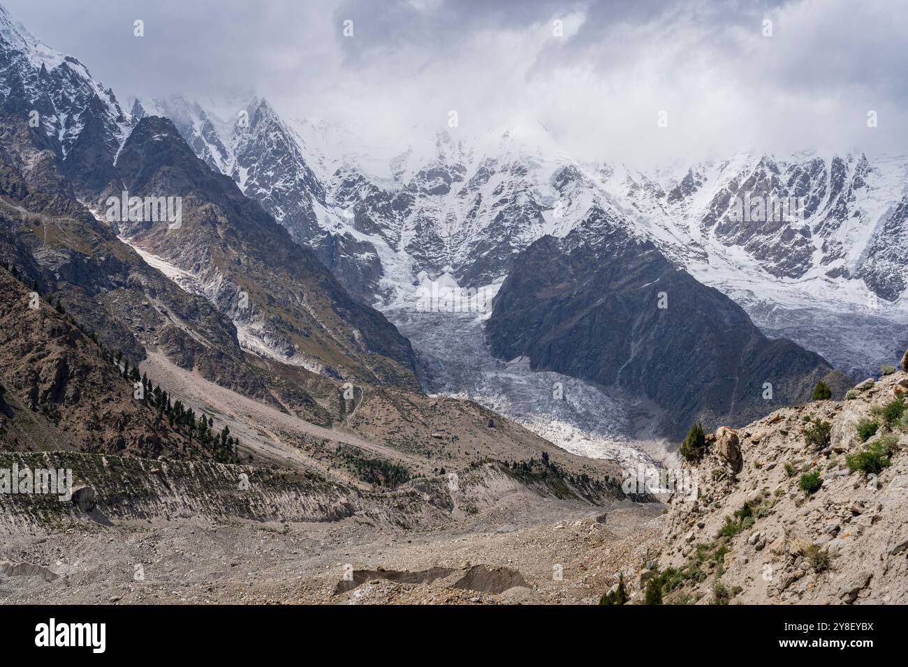 Scenic landscape view of Tarishing glacier and snow-capped mountains ...