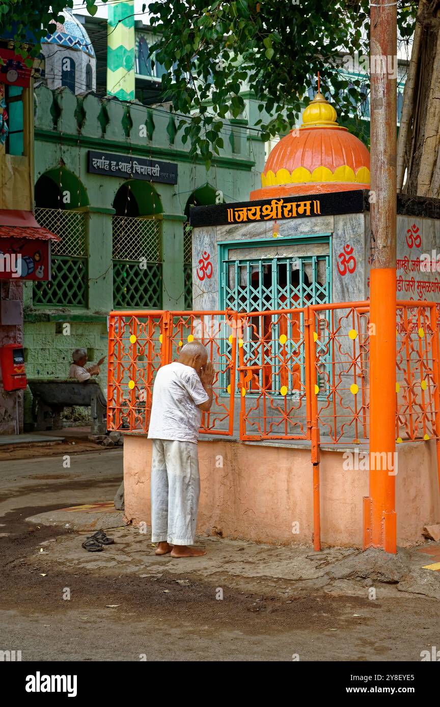 Worshiper at shree Ram mandir near dargah shah Chinavali in Miraj ...