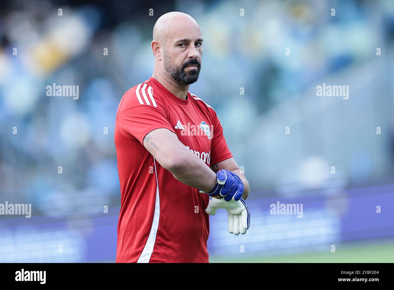 Como’s Spanish goalkeeper Pepe Reina looks during the Serie A football ...