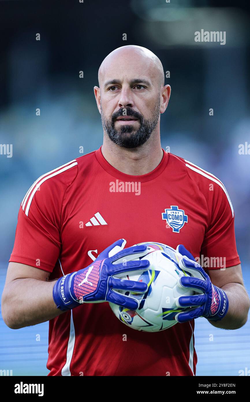 Como’s Spanish goalkeeper Pepe Reina looks before the Serie A football ...