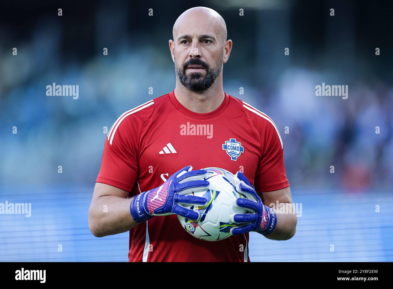 Como’s Spanish goalkeeper Pepe Reina looks before the Serie A football ...