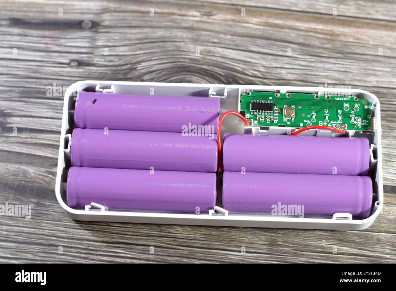 A power bank 18650 battery pack cells, cylindrical lithium-ion battery ...