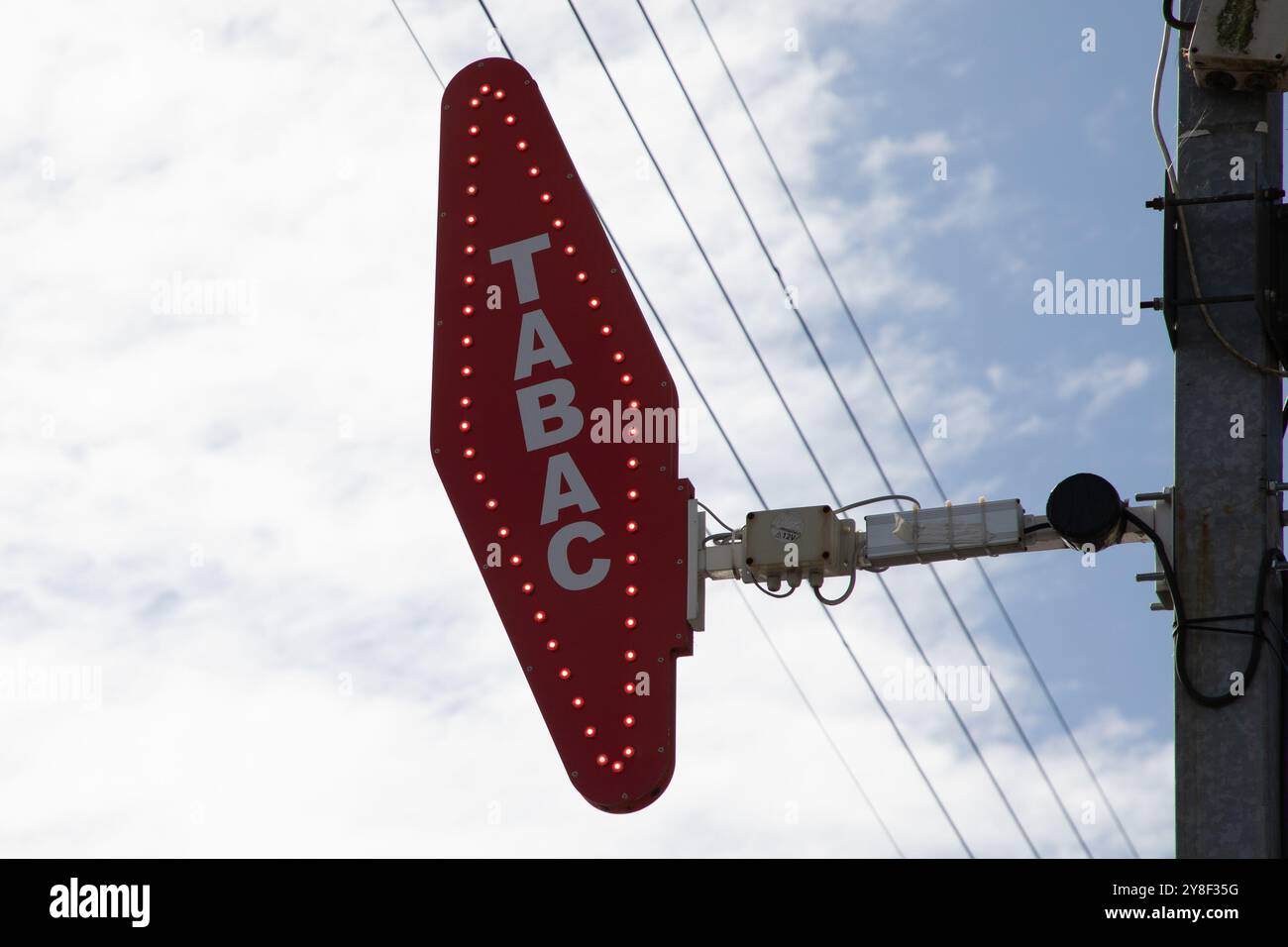 Chain on white 01 hi-res stock photography and images - Alamy