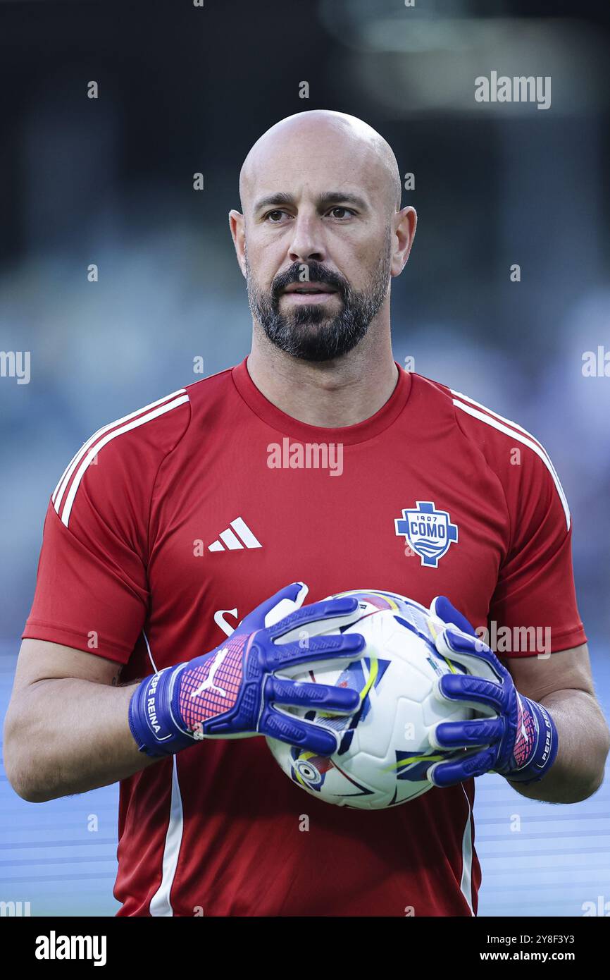 Comoâ s Spanish goalkeeper Pepe Reina looks before the Serie A football ...