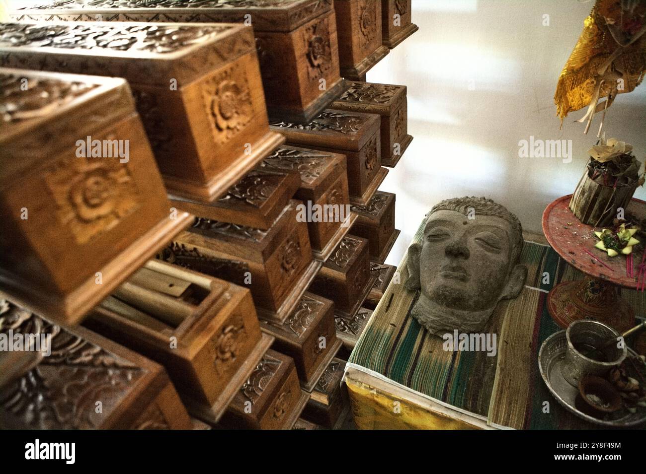 A sculpture, a set of Balinese offering equipment and wooden boxes ...
