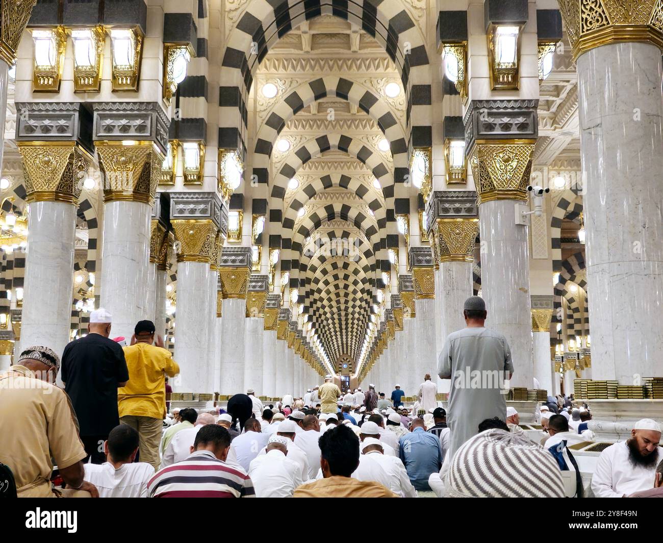 Al masjid an nabawi interior hi-res stock photography and images - Alamy