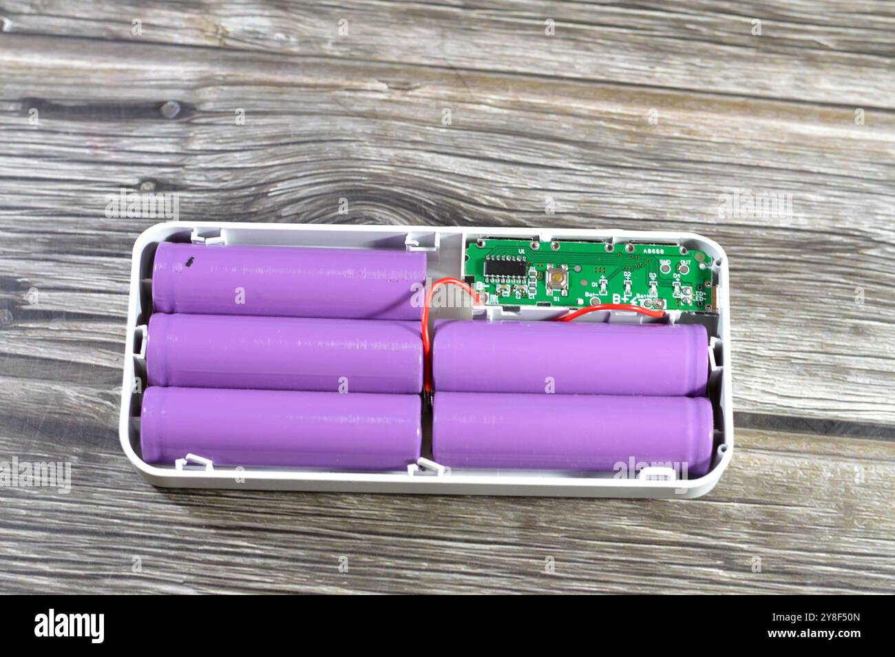 A power bank 18650 battery pack cells, cylindrical lithium-ion battery ...