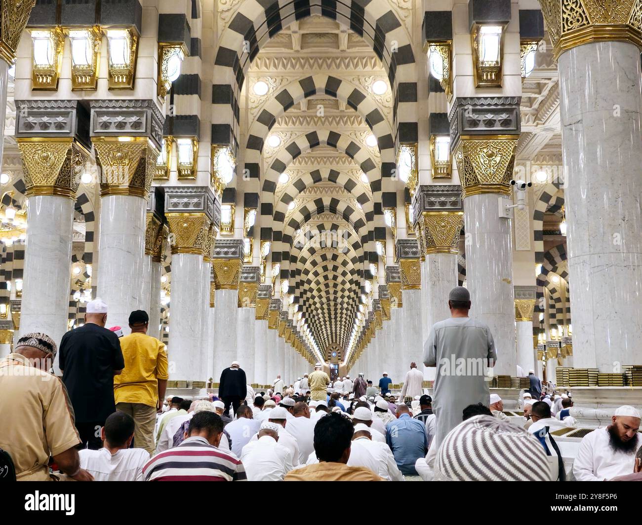 Al masjid an nabawi interior hi-res stock photography and images - Alamy
