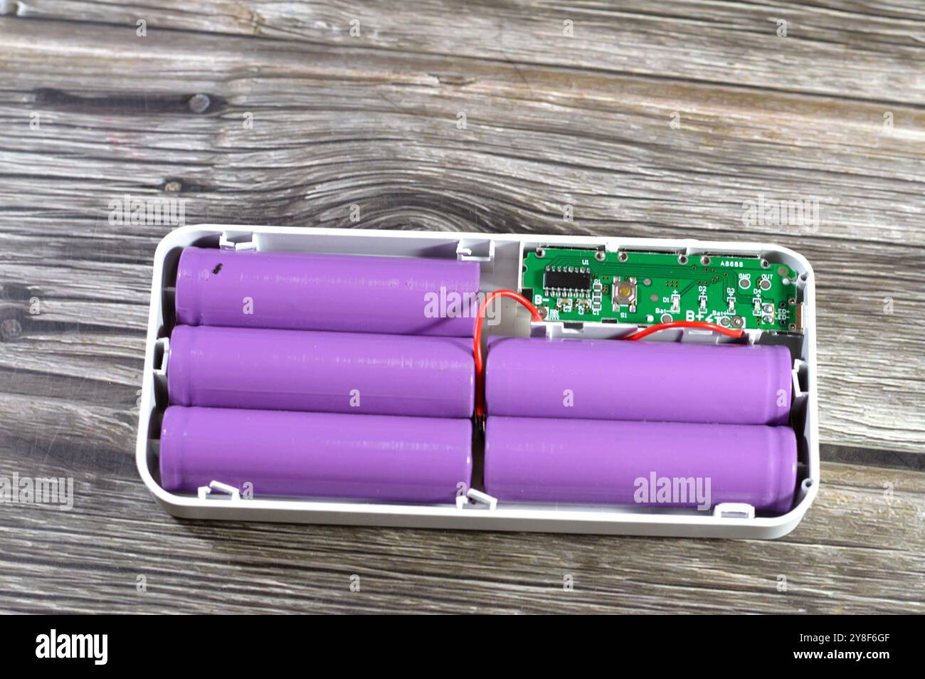 A power bank 18650 battery pack cells, cylindrical lithium-ion battery ...