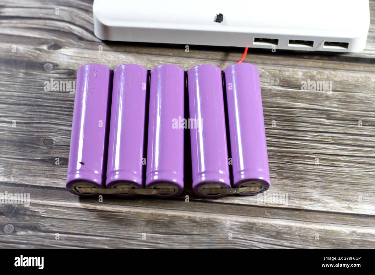 A power bank 18650 battery pack cells, cylindrical lithium-ion battery ...