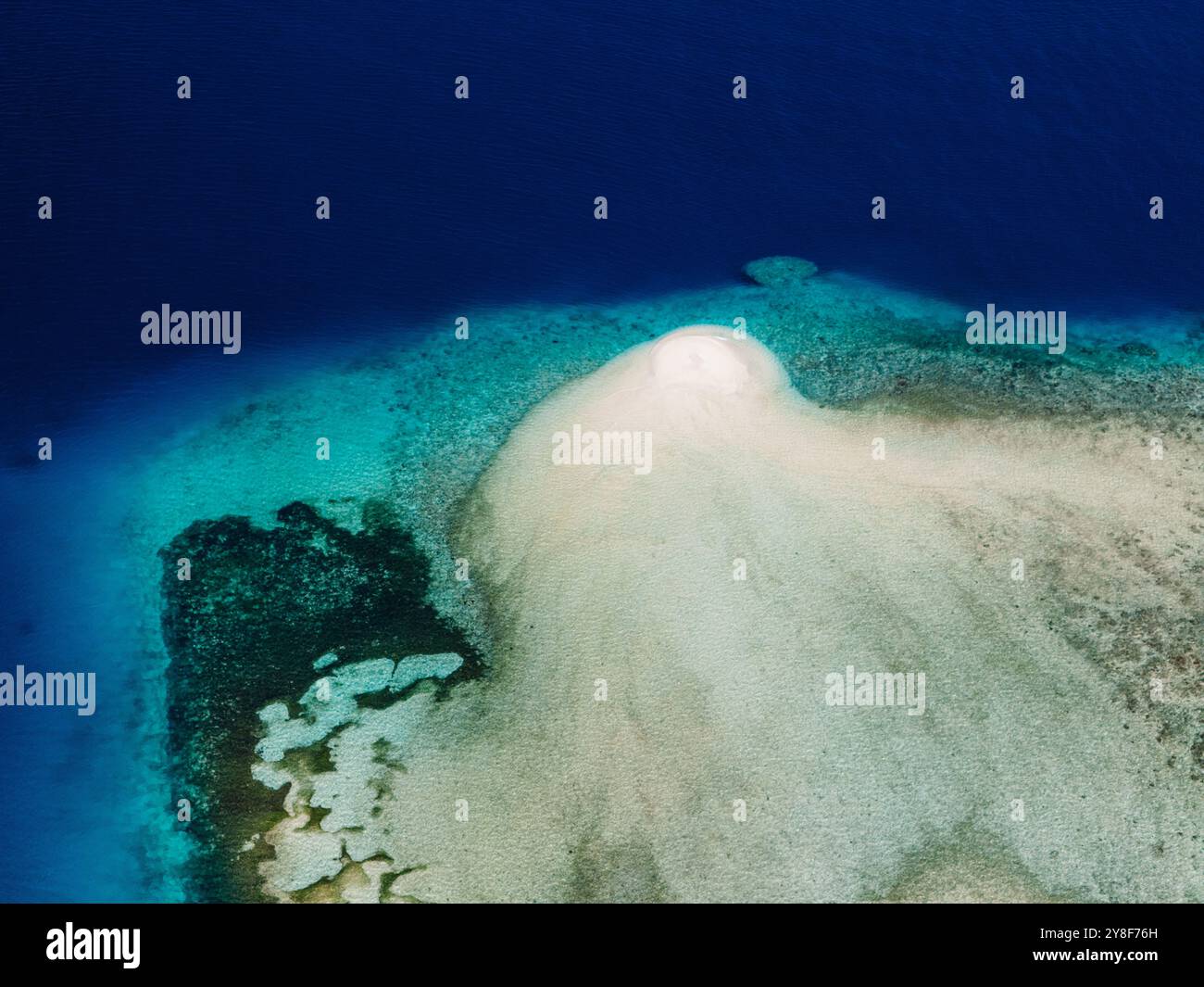 Aerial view sandbank lagoon boats hi-res stock photography and images ...