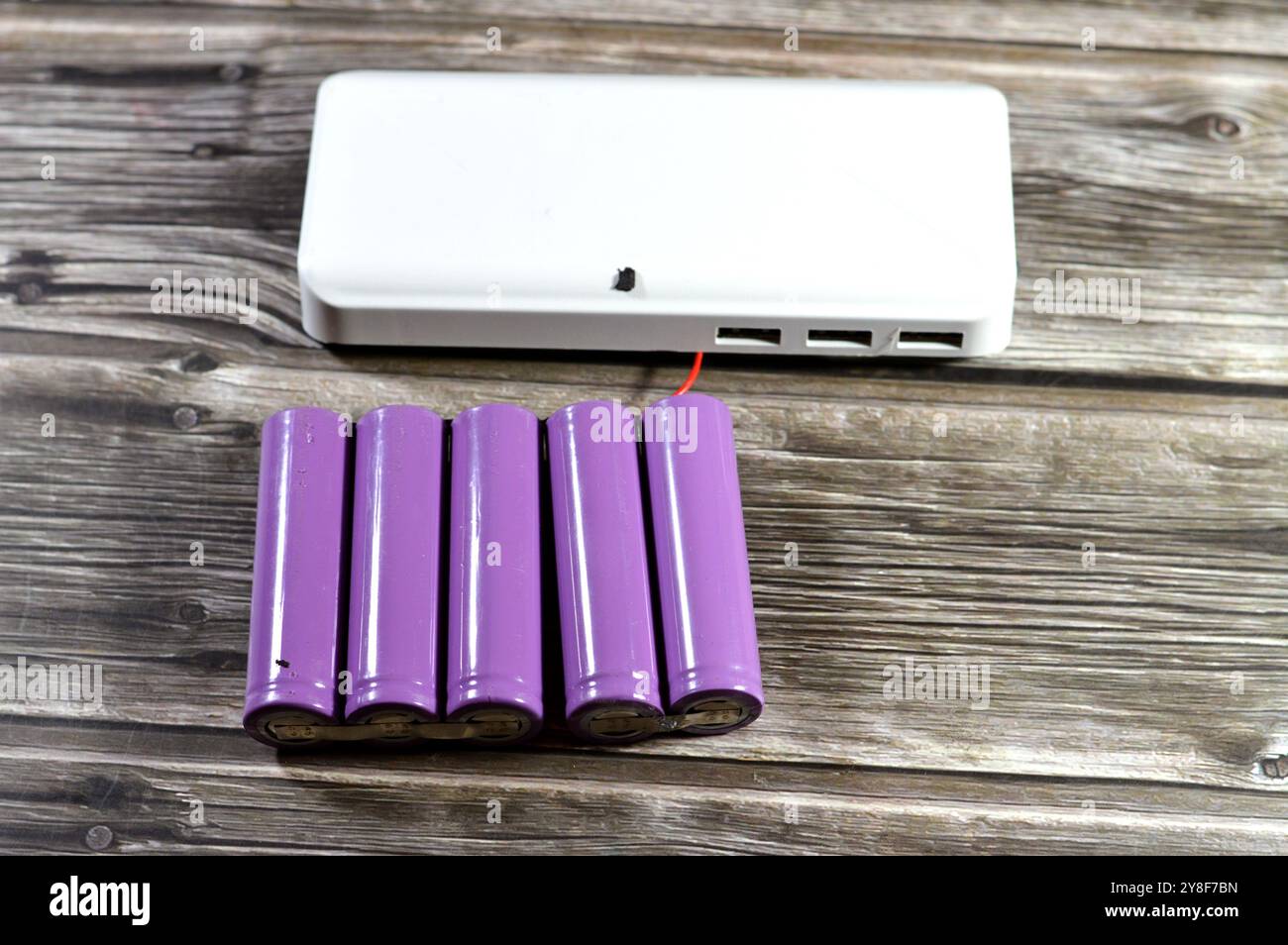 A power bank 18650 battery pack cells, cylindrical lithium-ion battery ...
