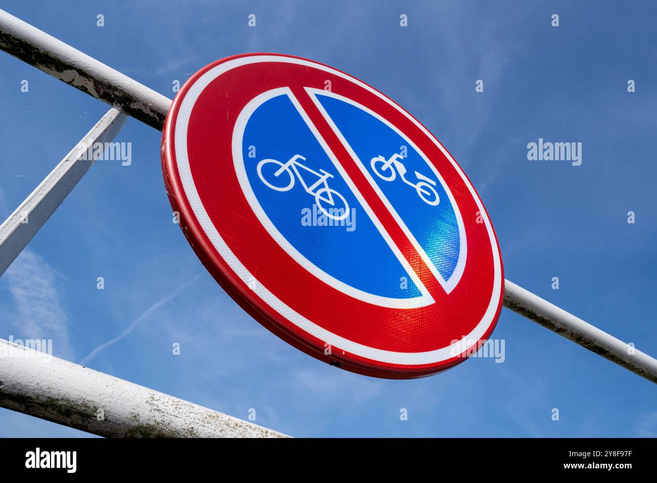 Dutch road sign: no parking for bicycles or mopeds Stock Photo - Alamy