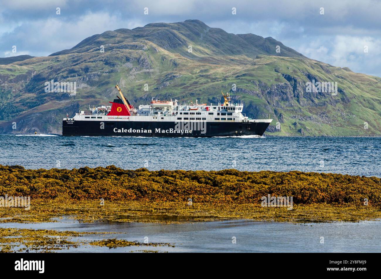 The Caledonian MacBrayne ferry Isle of Lewis in the Sound of Mull, en ...