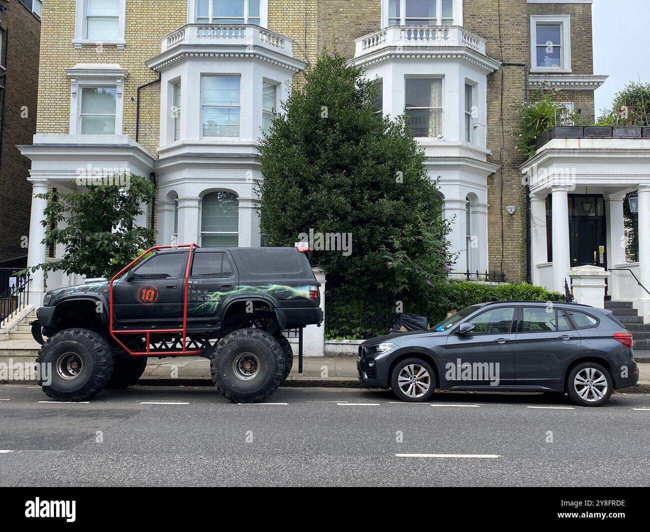 chelsea tractor type vehicle outsize wheels with normal car, Fulham ...
