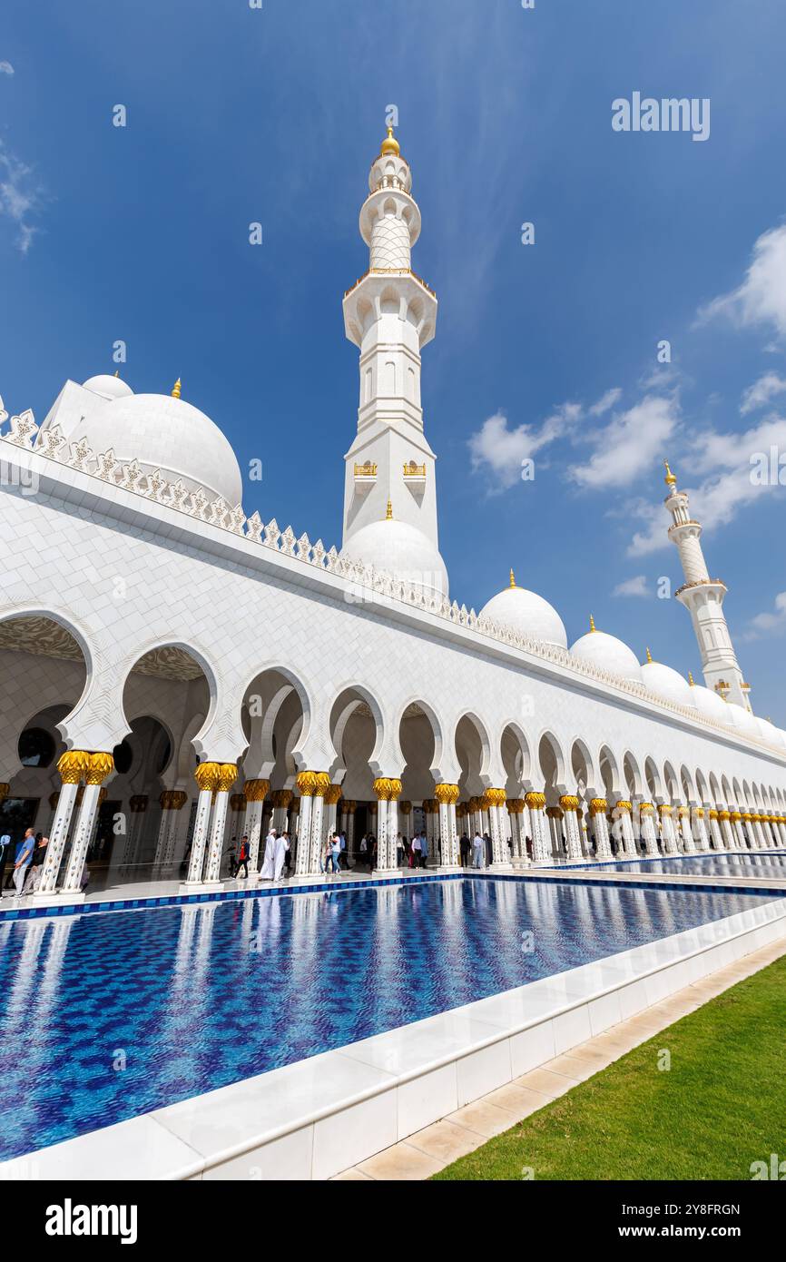 Sheikh Zayed Grand Mosque building in Abu Dhabi, United Arab Emirates ...