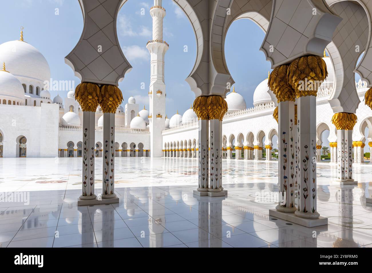 Sheikh Zayed Grand Mosque building in Abu Dhabi, United Arab Emirates ...
