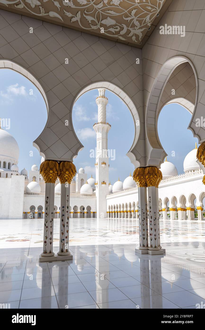 Sheikh Zayed Grand Mosque building in Abu Dhabi, United Arab Emirates ...