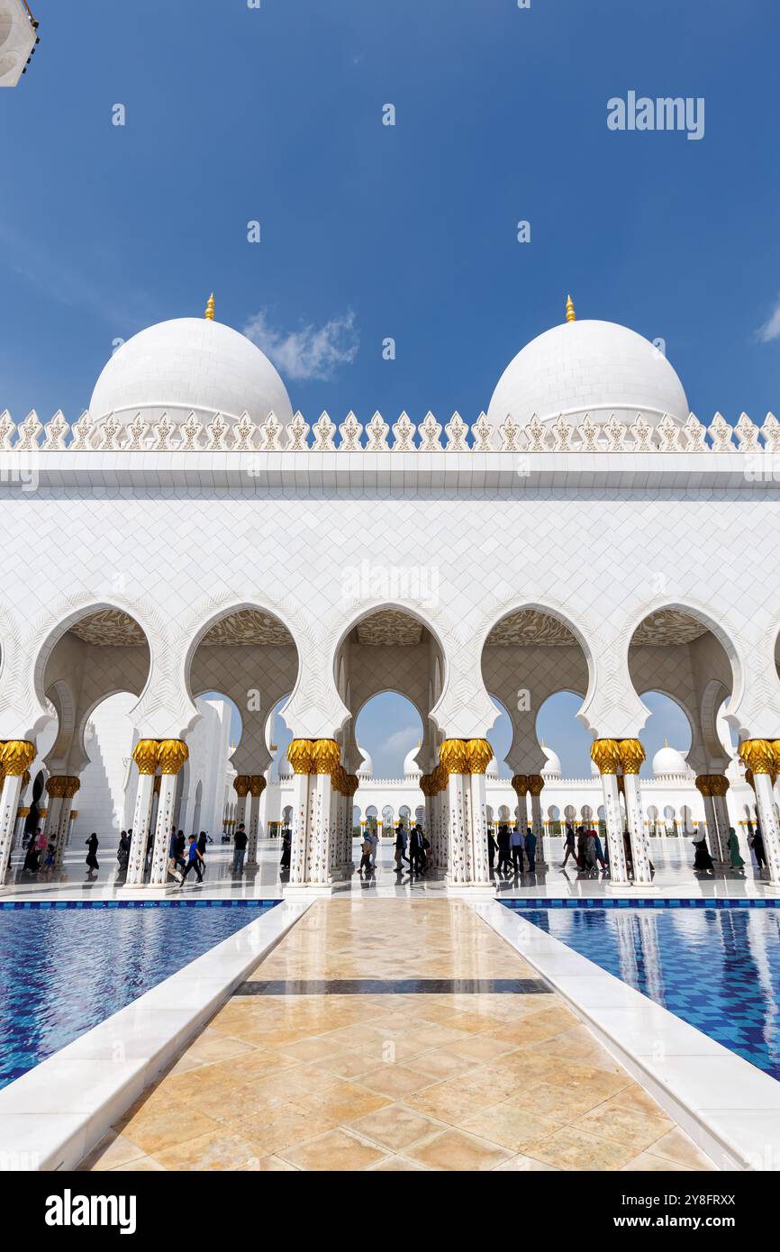 Sheikh Zayed Grand Mosque building in Abu Dhabi, United Arab Emirates ...