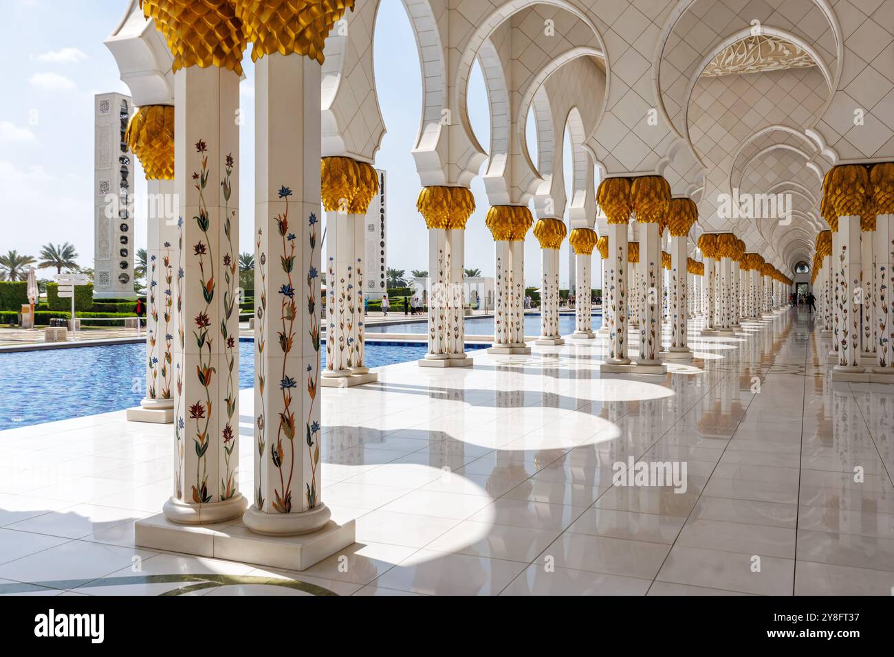 Sheikh Zayed Grand Mosque building in Abu Dhabi, United Arab Emirates ...