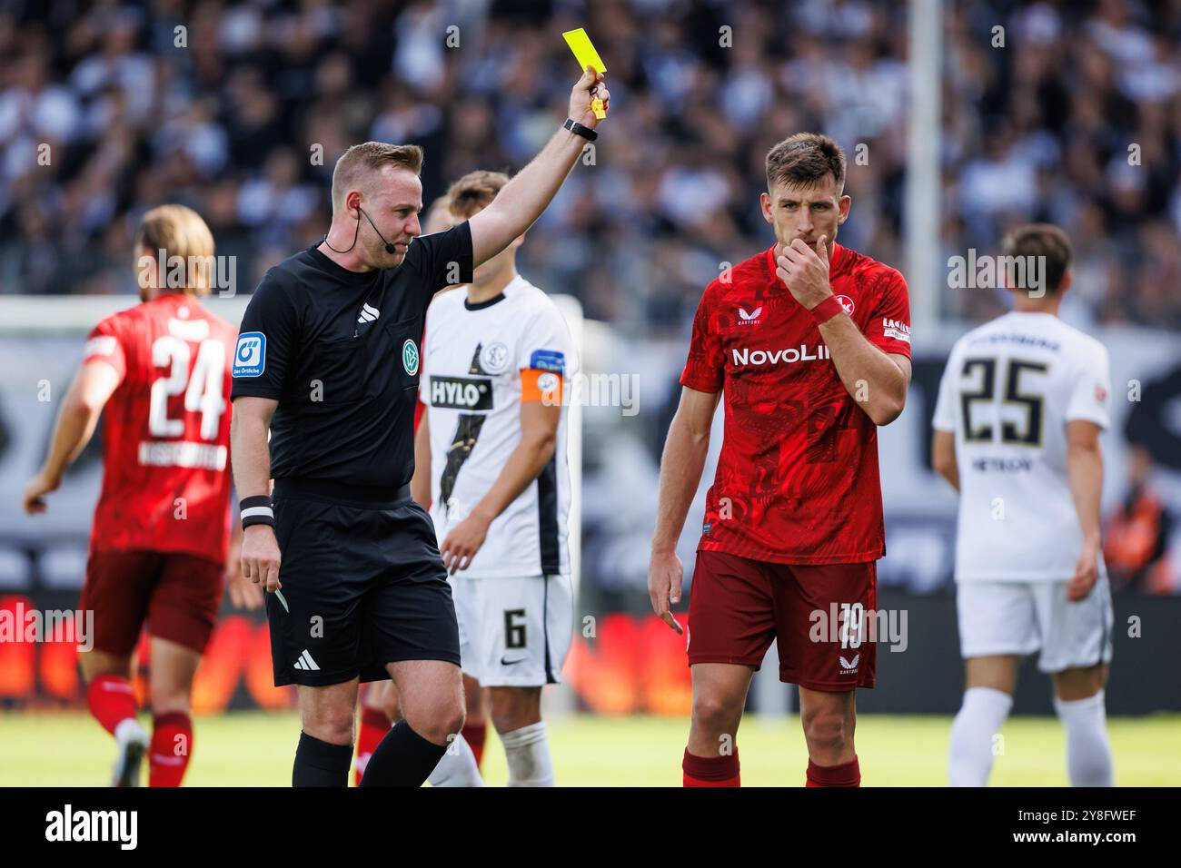 Daniel Hanslik (1.FC Kaiserslautern) bekommt die gelbe Karte von ...