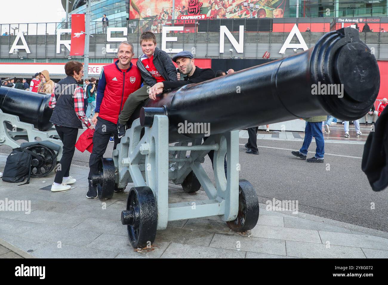 Fans arrive emirates stadium hi-res stock photography and images - Alamy