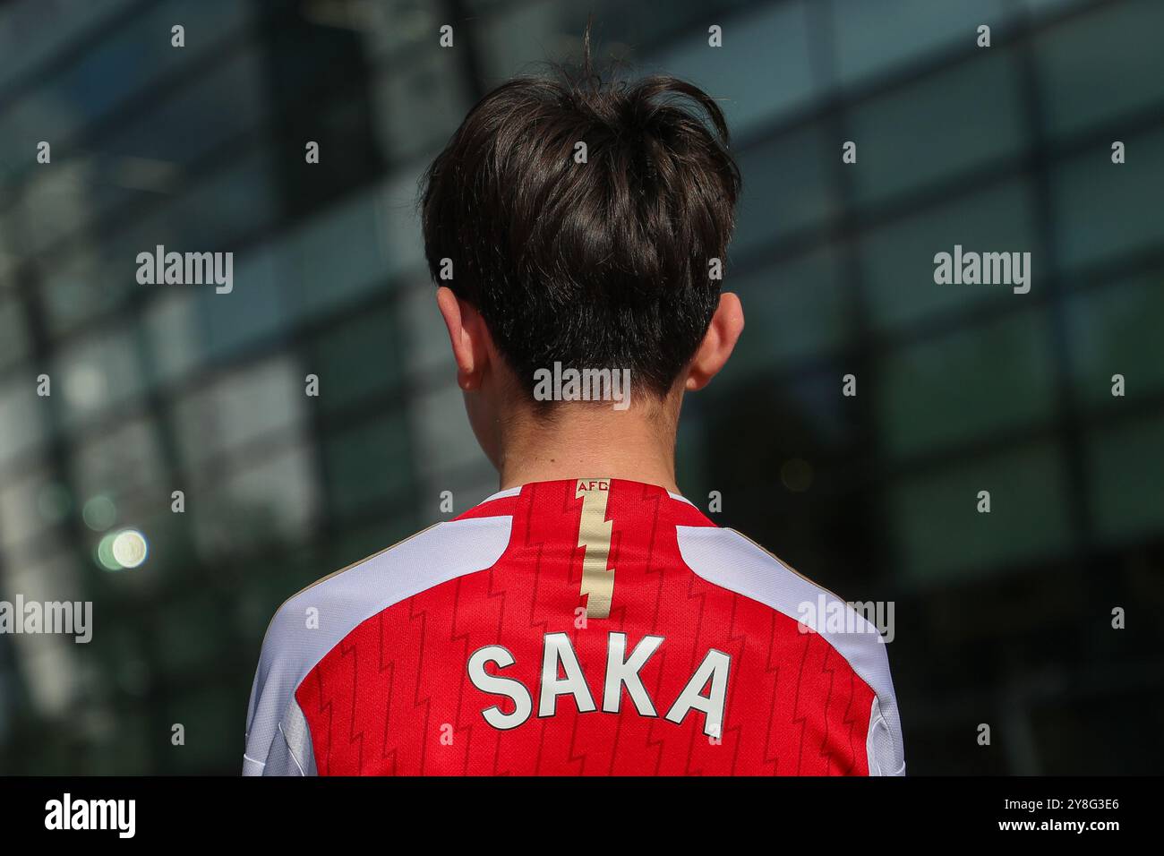 Fans arrive emirates stadium hi-res stock photography and images - Alamy