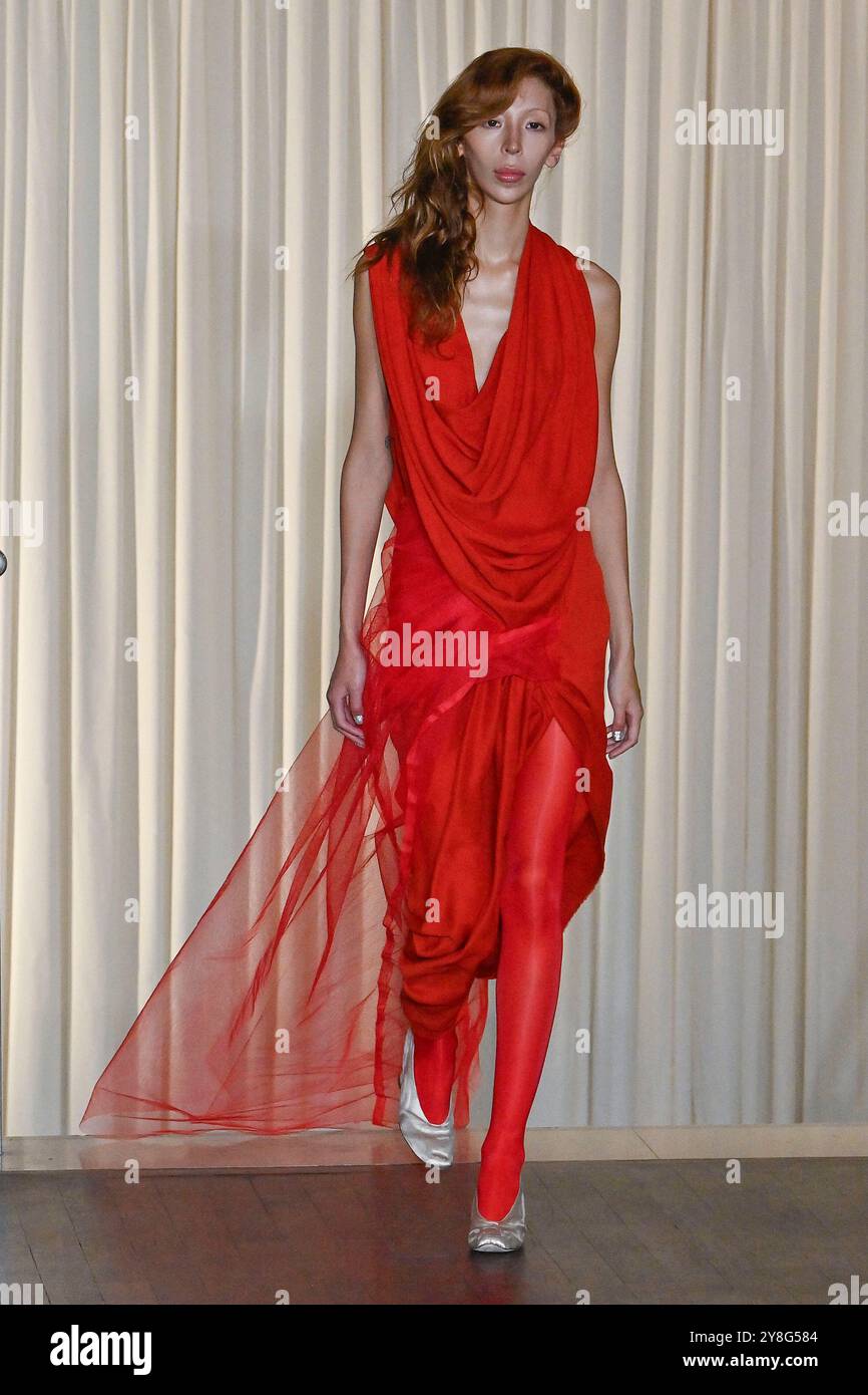 Paris, France. 28th Sep, 2024. Model Issa Lish is seen on the catwalk ...