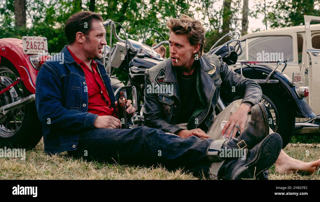 TOM HARDY and AUSTIN BUTLER in THE BIKERIDERS (2023), directed by JEFF NICHOLS. Credit: 20th ...
