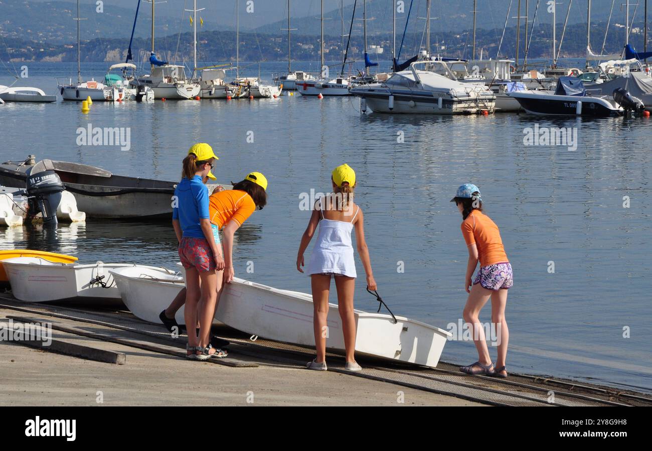 Preparing the boats at the teenage girls sailing school Stock Photo - Alamy