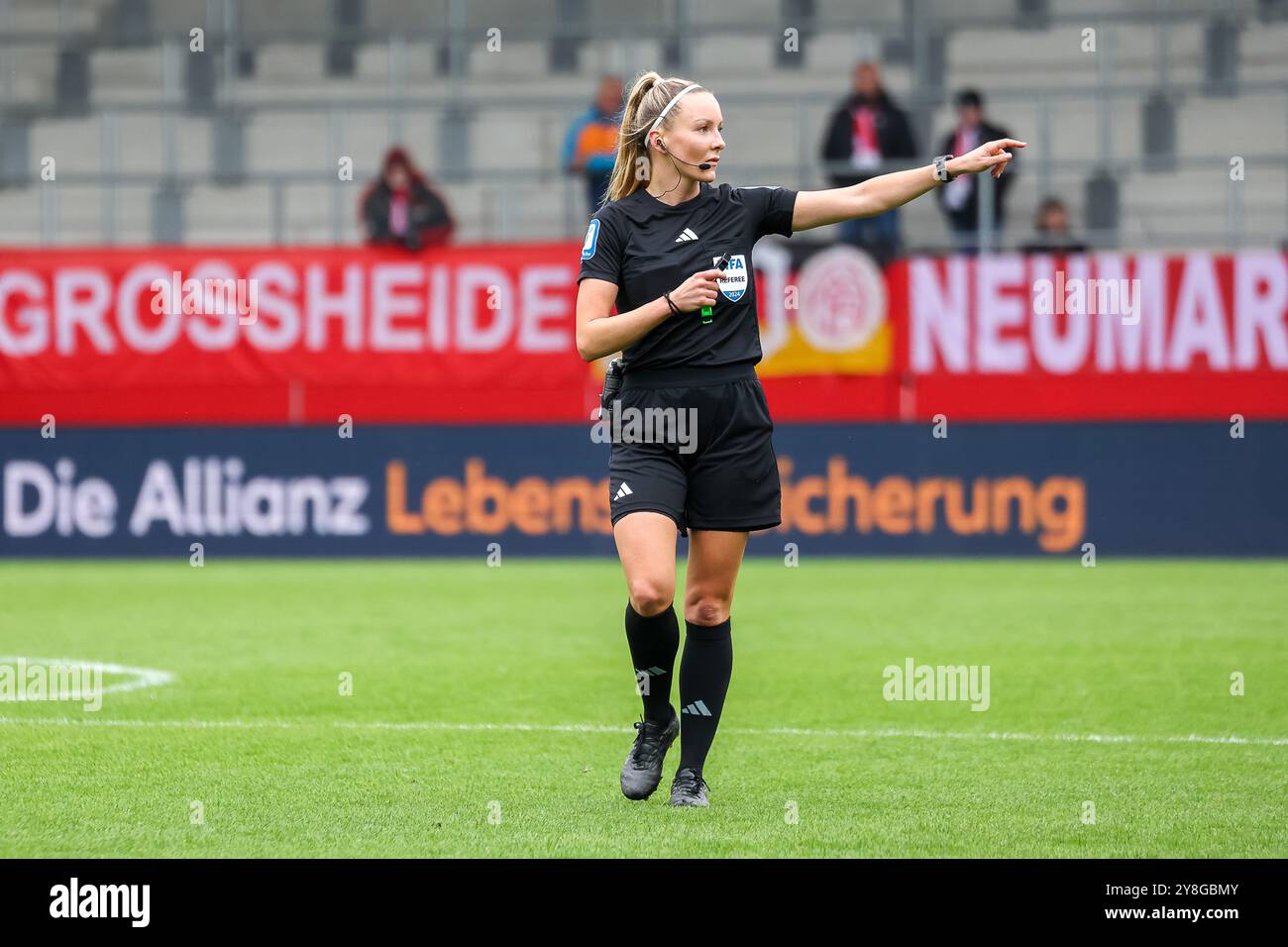 Schiedsrichterin Fabienne Michel, FC Bayern Muenchen vs. 1. FC Koeln ...