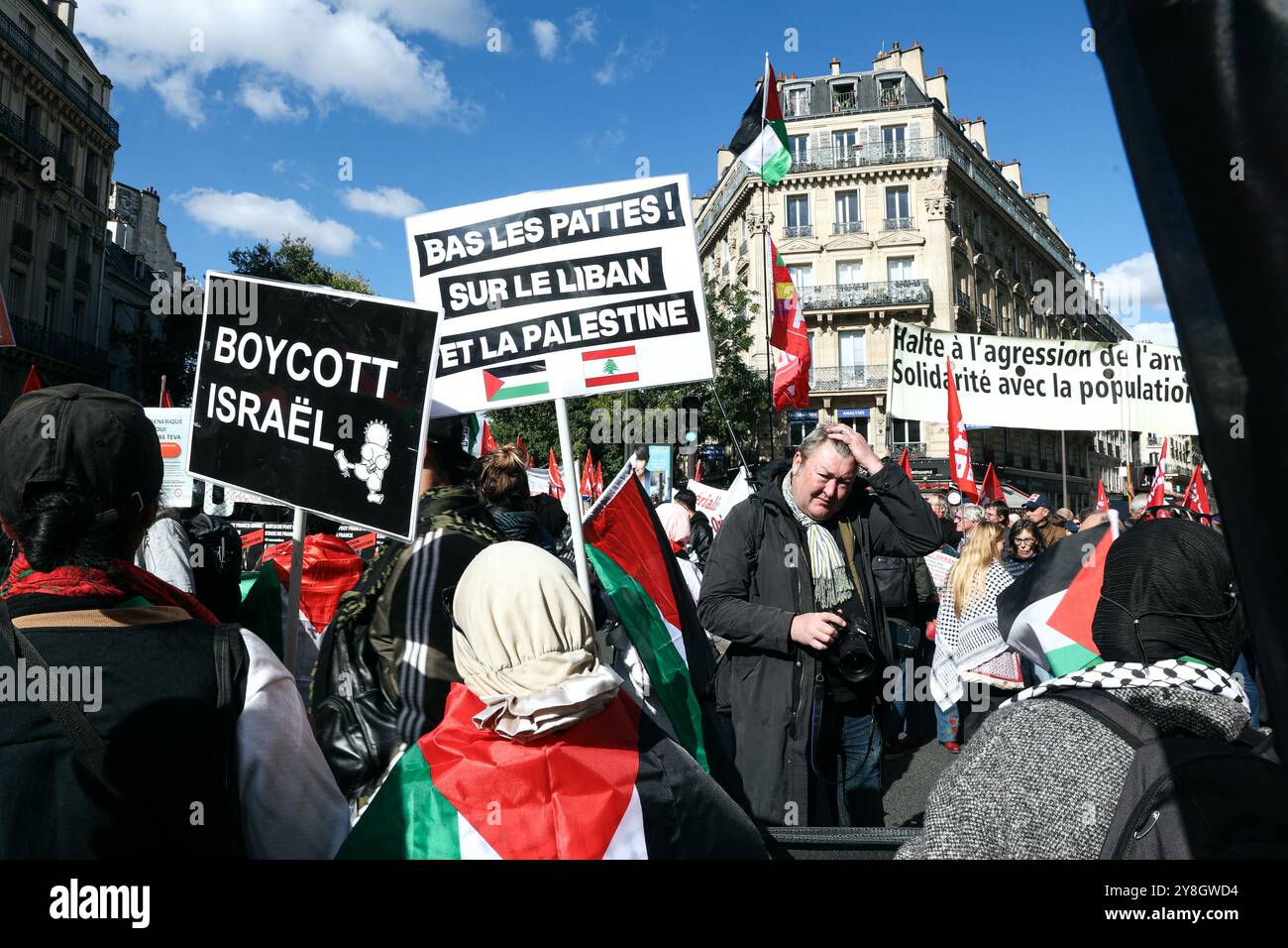 Paris, France. 05th Oct, 2024. A procession of demonstrators with signs ...