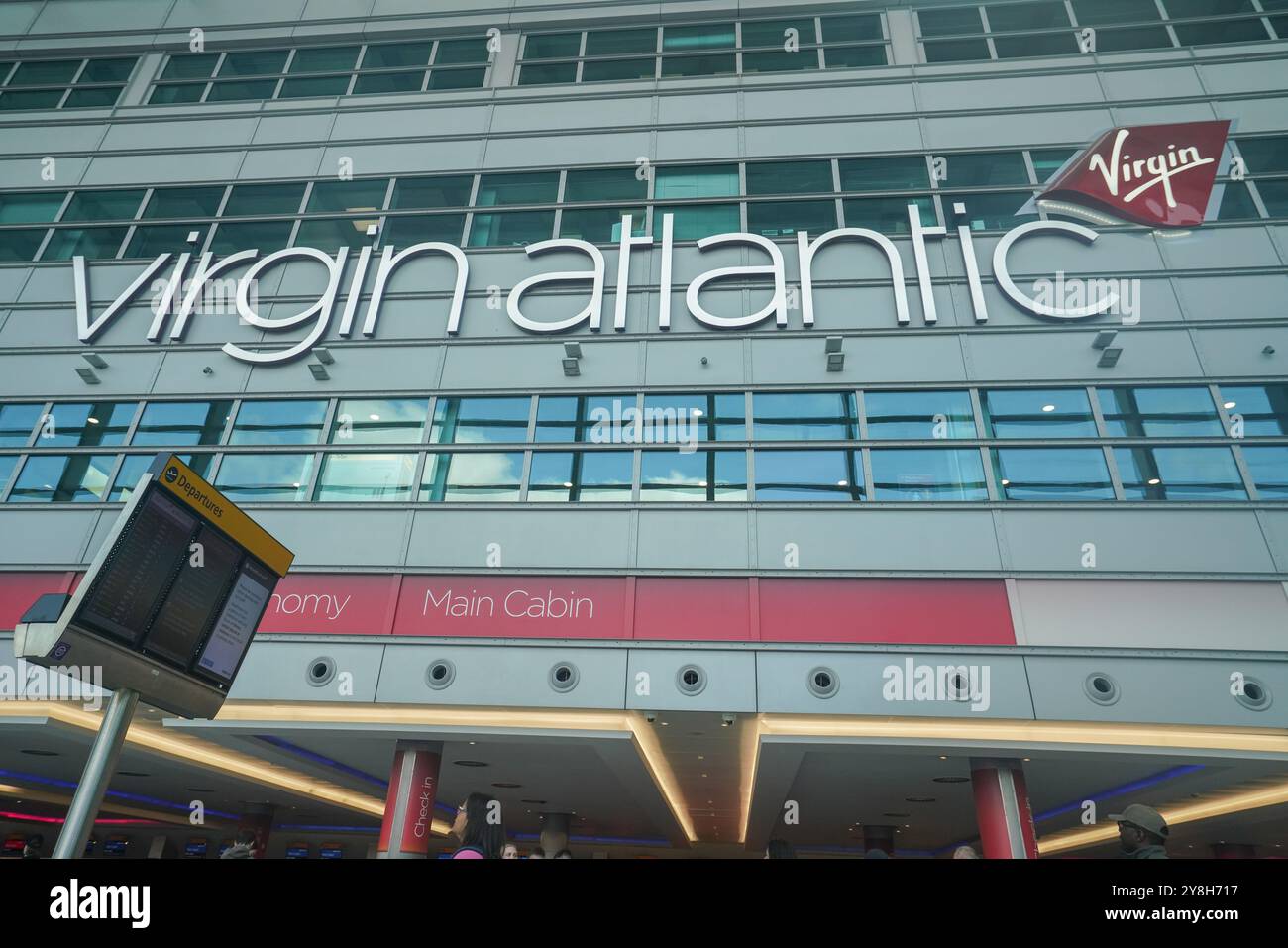 London, UK. 5 October 2024 Virgin Atlantic checking desks at Heathrow ...