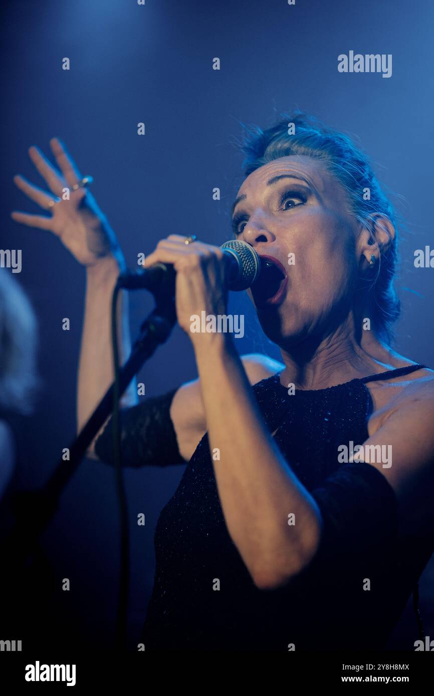 Mona Soyoc, lead singer of Kas Product Reloaded, in concert in ...