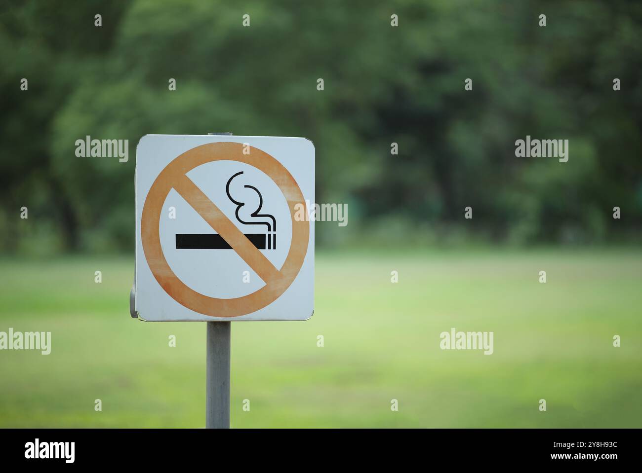 No smoking sign in garden hi-res stock photography and images - Alamy