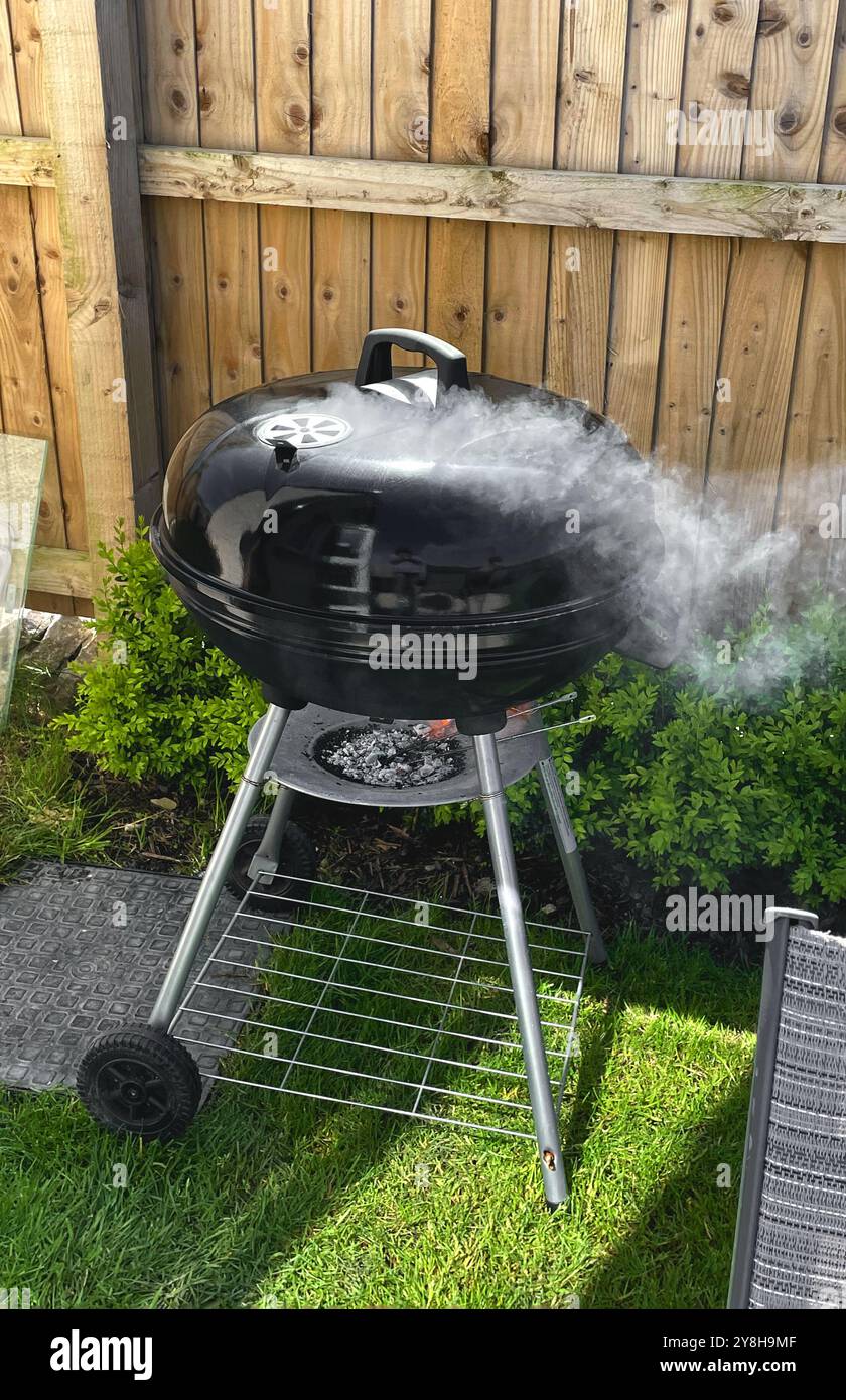 Family holiday uk bbq hi-res stock photography and images - Alamy