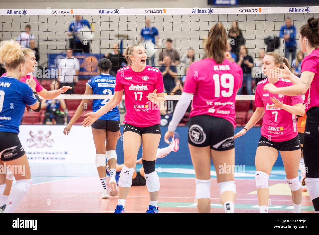 Rachel Joy Gomez (VC Wiesbaden, #17) - feuert Team an / GER, Allianz ...