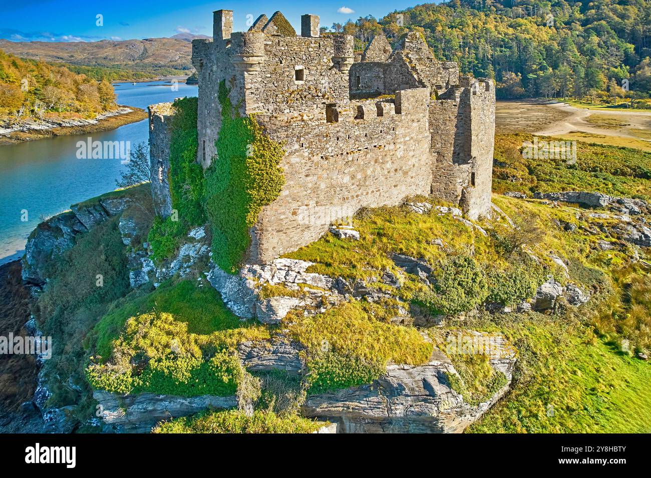 Castle tioram hi-res stock photography and images - Alamy