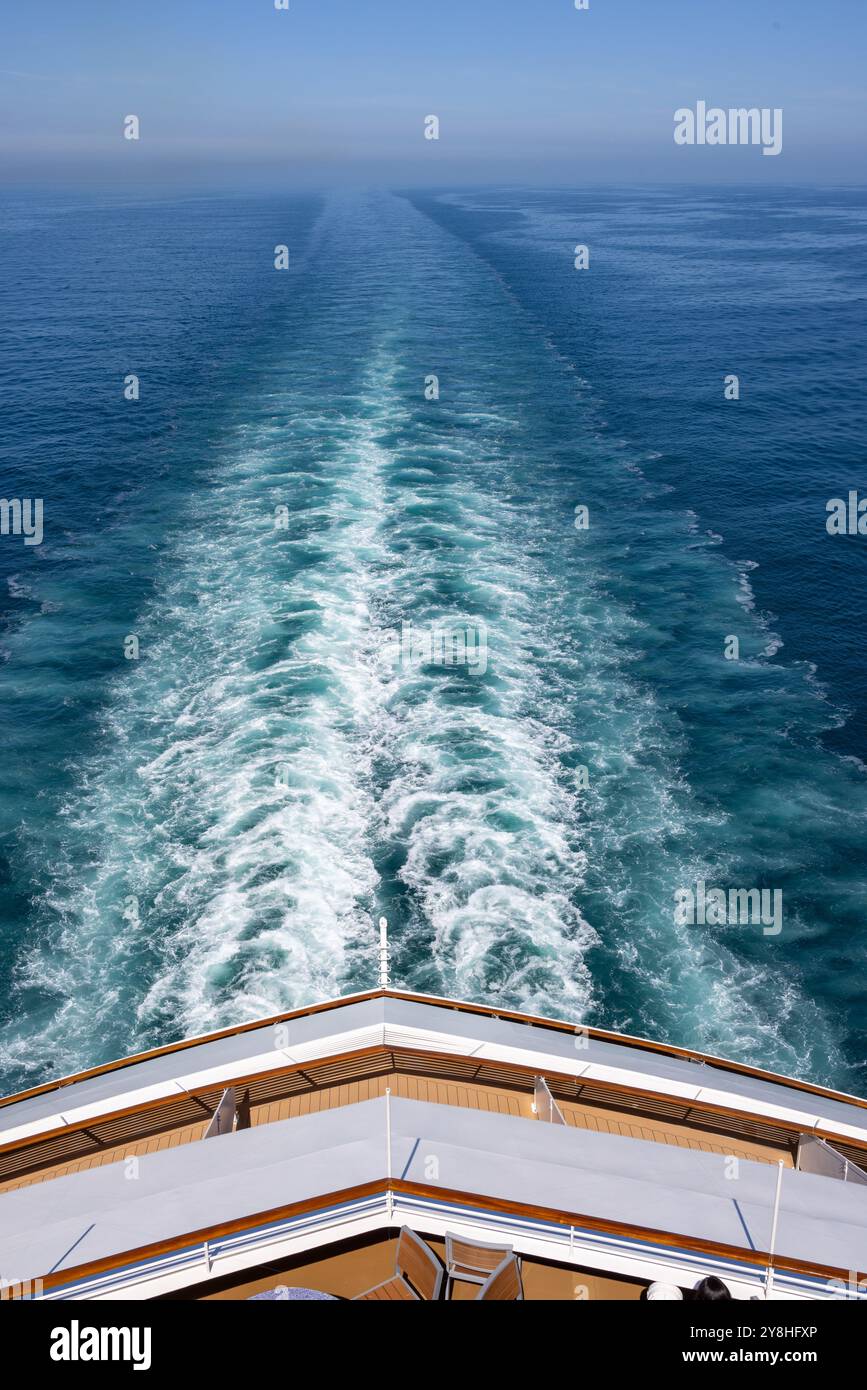 Ship leaves trail in sea hi-res stock photography and images - Alamy