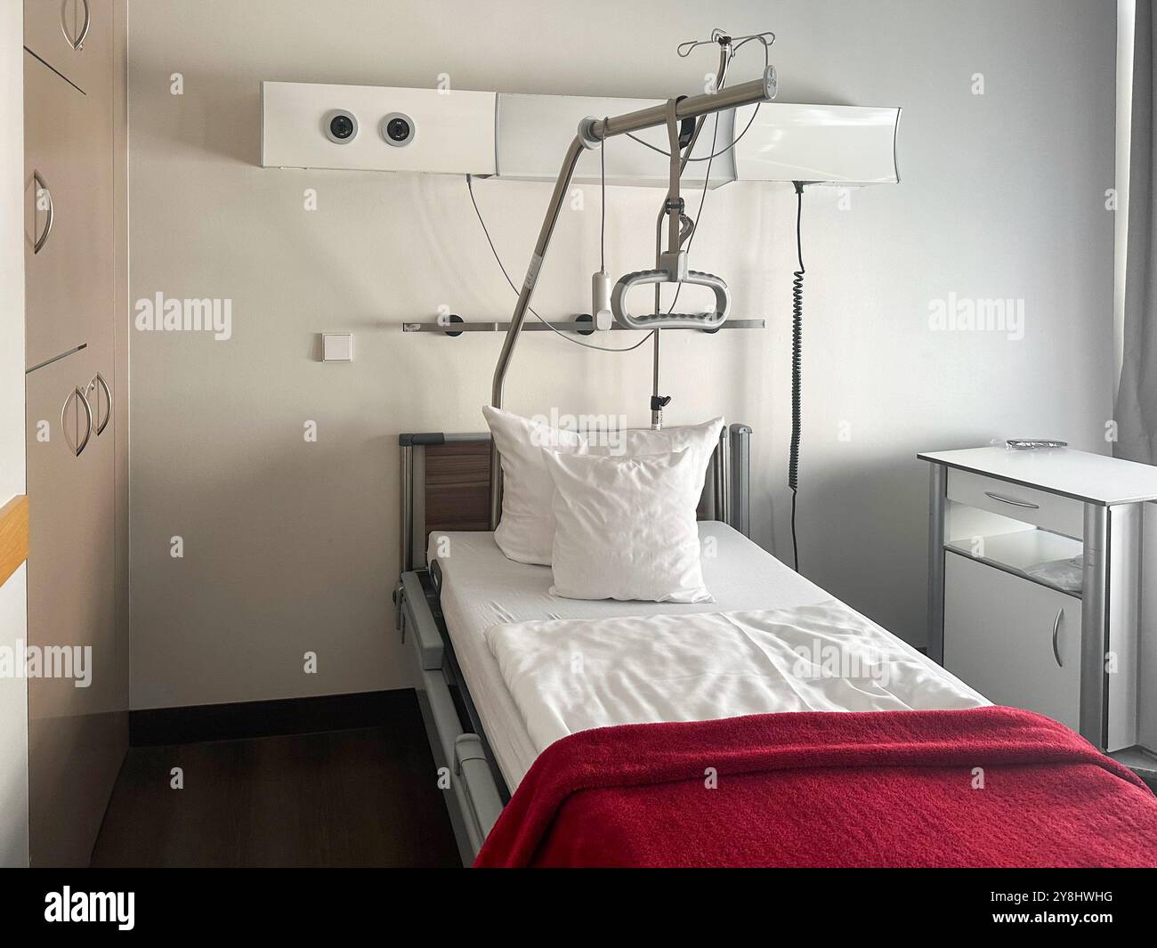 Modern interior of hospital ward with bed Stock Photo - Alamy
