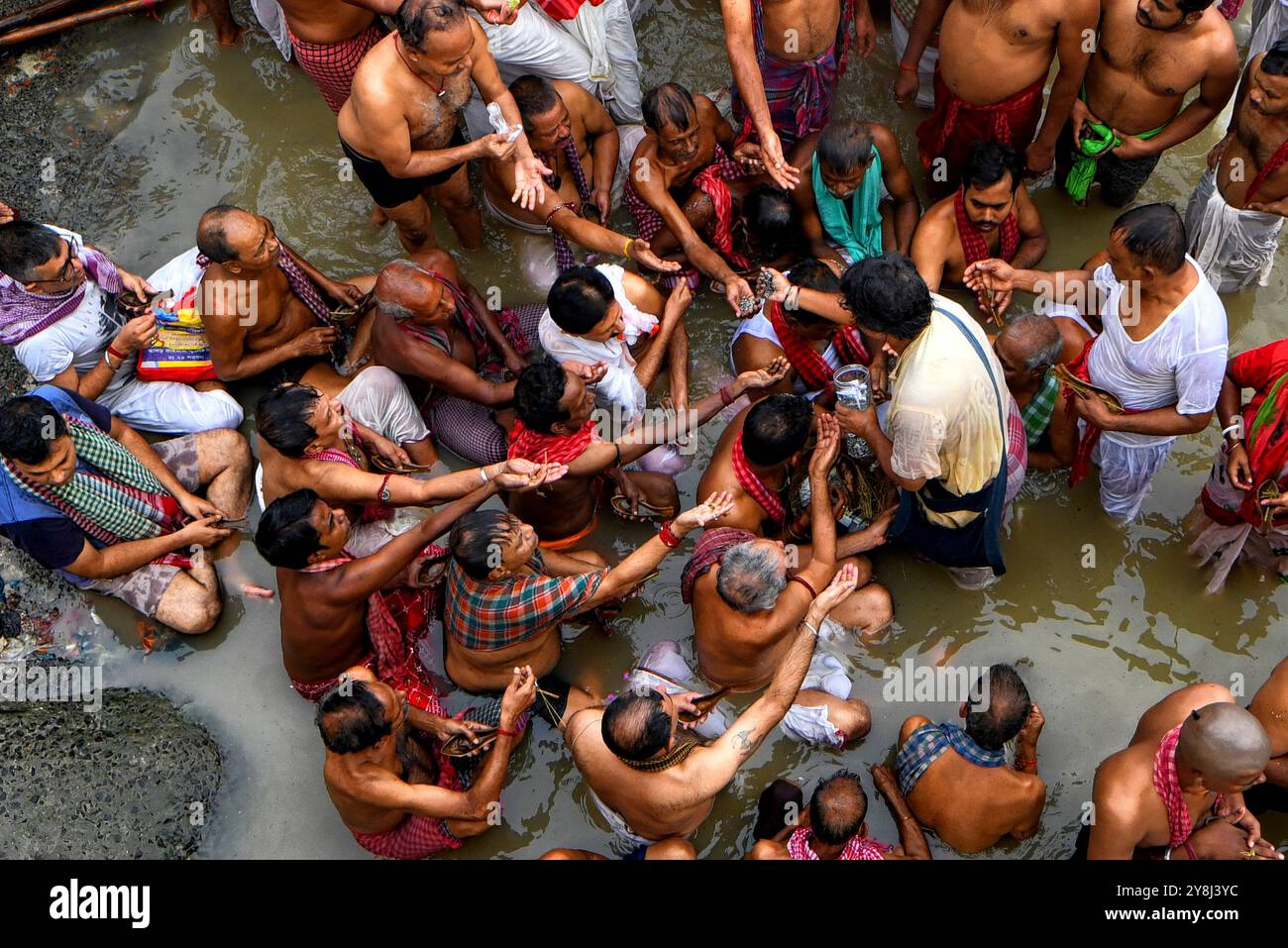 Kolkata, India. 02nd Oct, 2024. Thousands of devotees are seen in the ...